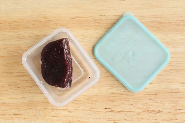 2-Minute Blueberry Puree for Babies (No Cooking Needed!)